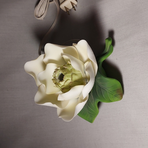 Vintage Magnolia Night Light | Accents | Avon Vintage Magnolia Night ...